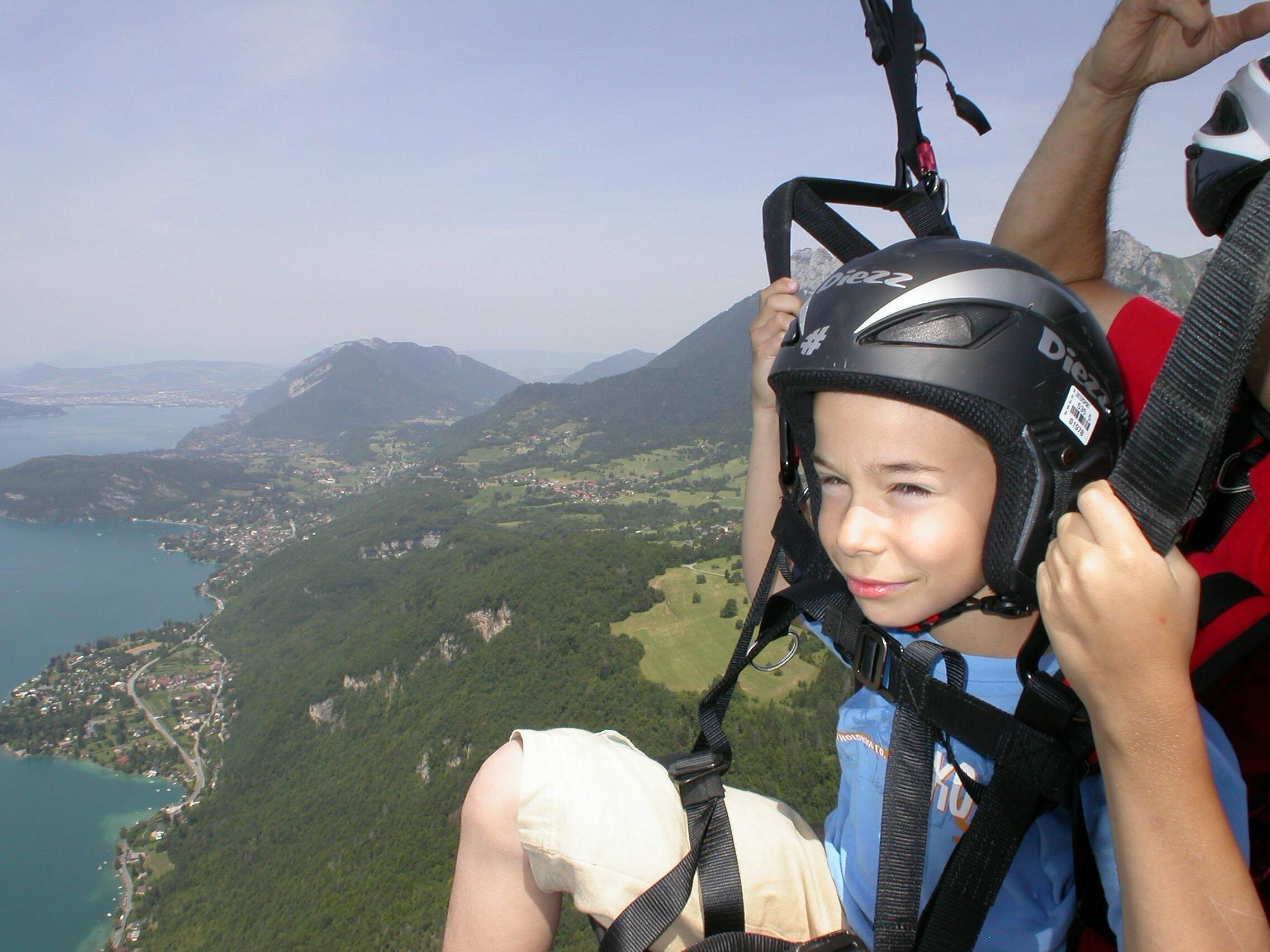 Kid paragliding : short flight for kids Lake Annecy